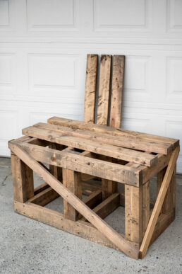 How to build a rustic, inexpensive DIY aquarium stand out of 2x4s ...